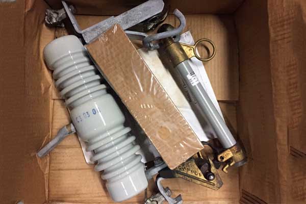 Cập Nhật Giá: FCO 100A 35kV (Sứ) Hãng Hubbell/ AB Chance